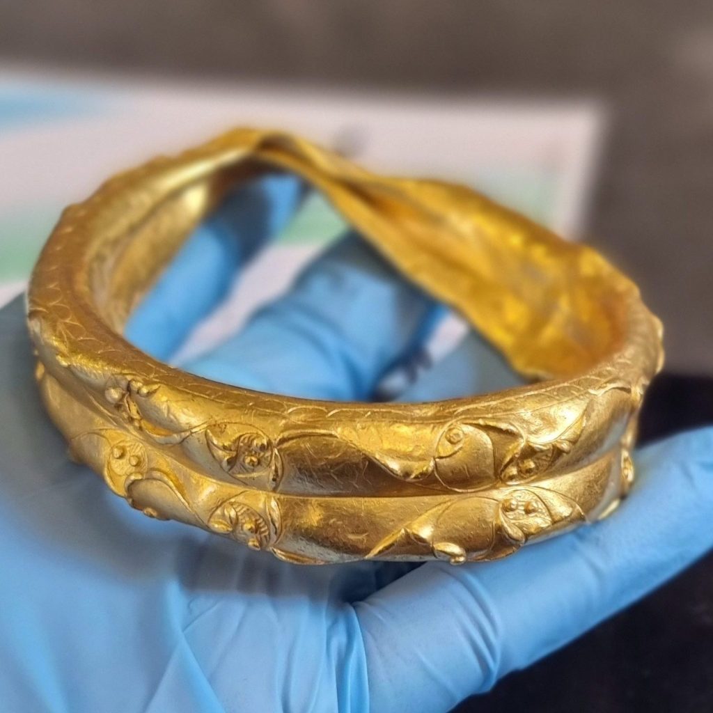 Beyond Snettisham: a reassessment of gold alloy torcs from Iron Age ...
